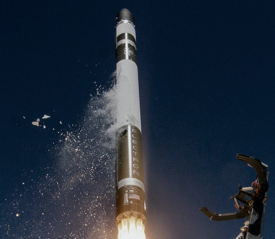 IoT spatial : le californien Rocket Lab va lancer les 25 nanosatellites ...